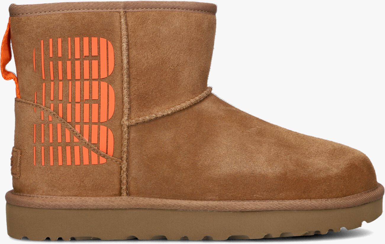 Camel UGG CLASSIC MINI UGG SIDE LOGO | Omoda