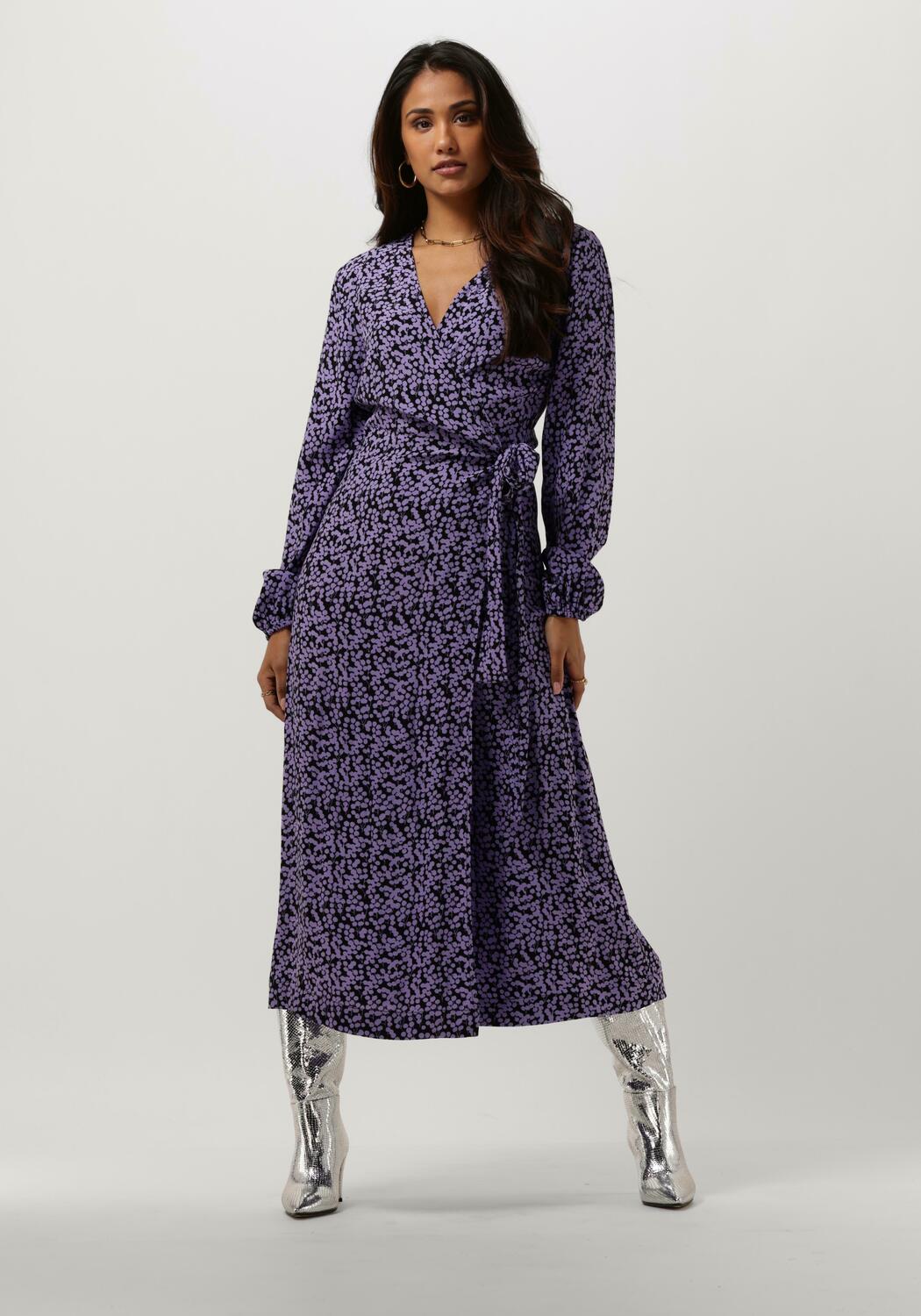 Paarse MODSTRÖM Midi jurk CHESLI MD PRINT WRAP DRESS | Omoda